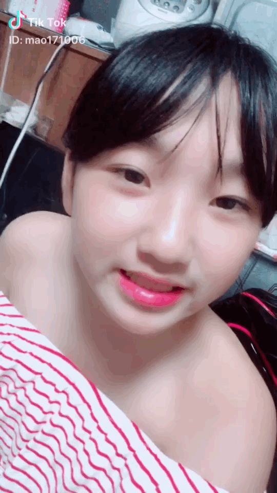 よそ見すんな他の女のほんがいいの？爆笑